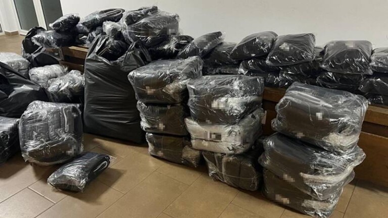 (FOTO) Haine contrafăcute în valoare de 70.000 lei, confiscate de ...